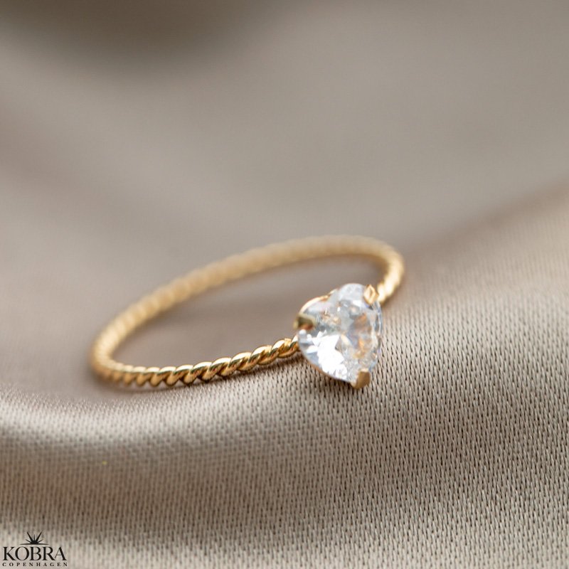 "Beau" snoet guld ring med hjertesten - Forgyldte ringe - KOBRA ...
