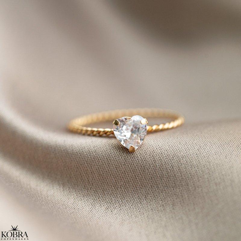 "Beau" snoet guld ring med hjertesten - Forgyldte ringe - KOBRA ...