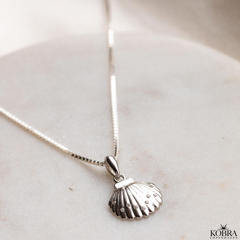 "Camina" sølv halskæde med musling - Halskæder - KOBRA copenhagen ApS