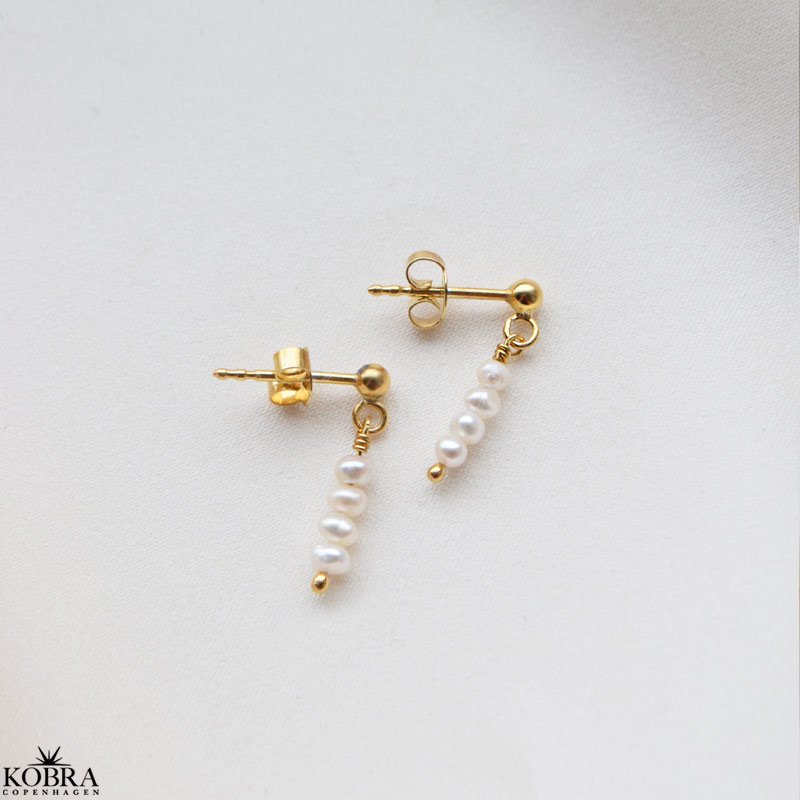 "Marie" små guld øreringe med hvide ferskvandsperler - Øreringe - KOBRA ...