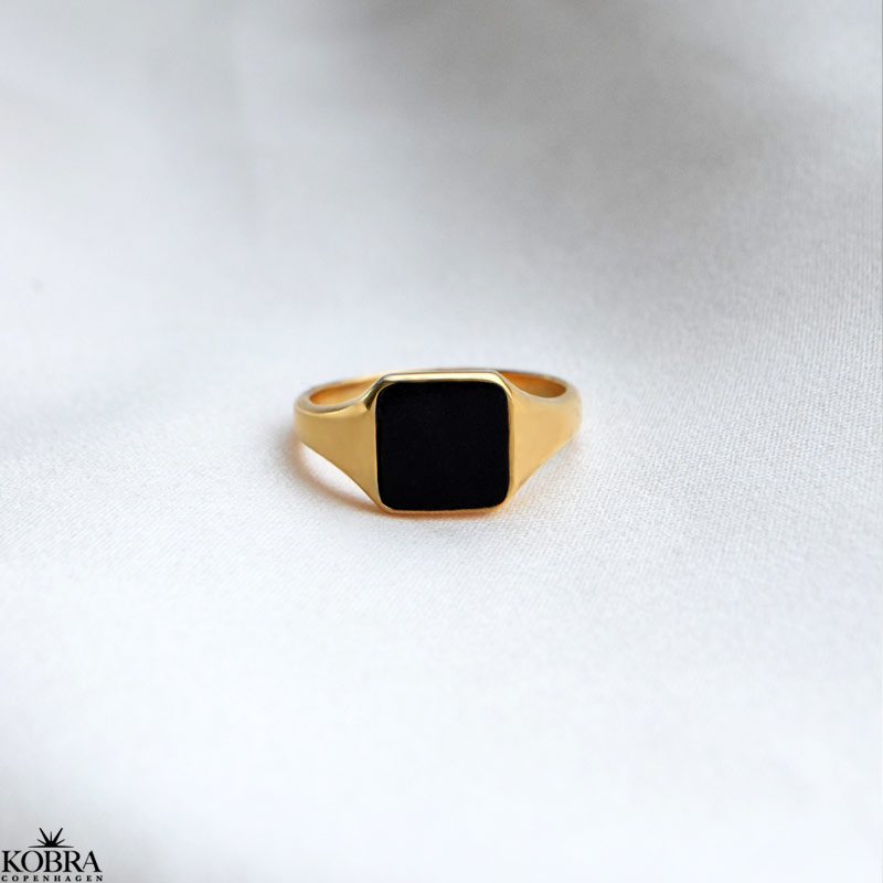 "Midnight" 18 karat forgyldt signet ring med sort onyx - RINGE - KOBRA ...