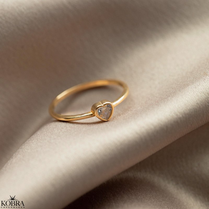 "Junie" hjertering i guld med sten - Forgyldte ringe - KOBRA copenhagen ApS