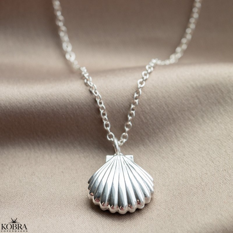 "Shiela" sølvmedaljon med form som musling - Halskæder - KOBRA ...